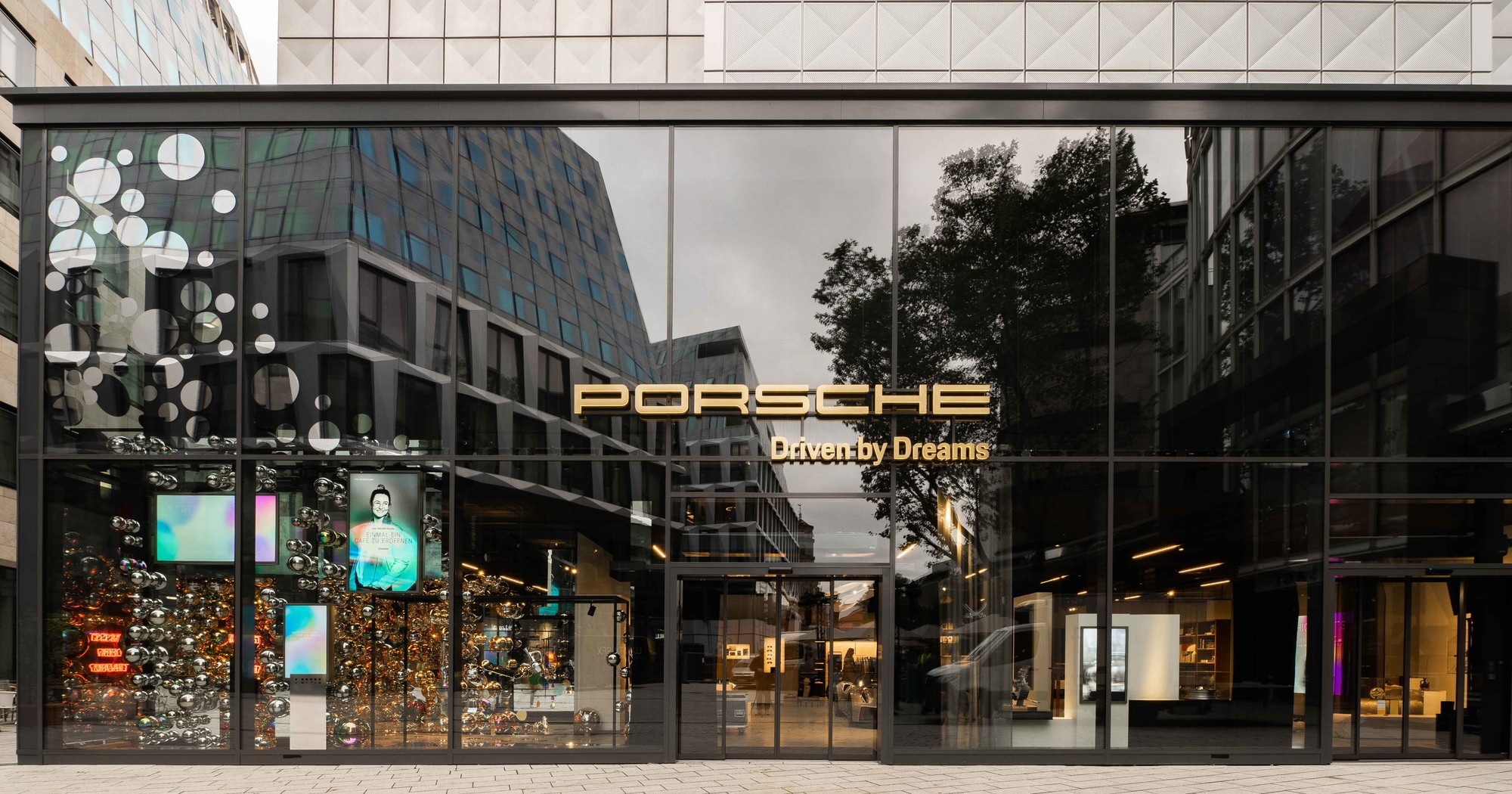 Erster Porsche Brand Store eröffnet bei Breuninger im Dorotheen Quartier